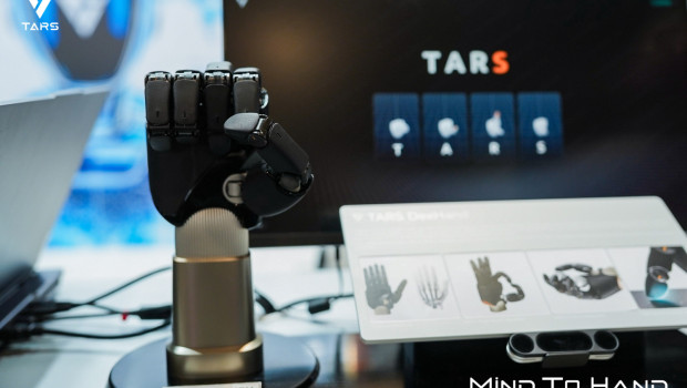 From Mind to Hand: TARS Brings a Dexterous Hand with Brain and AWE3.0 ...