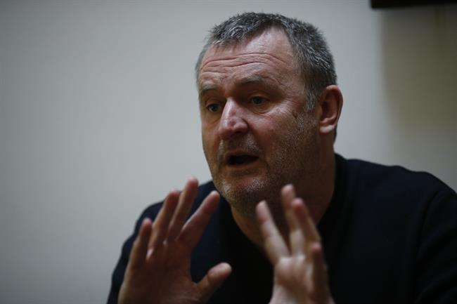 El escritor bosnio Velibor Colic presenta su 'Manual de exilio': "Mi ...